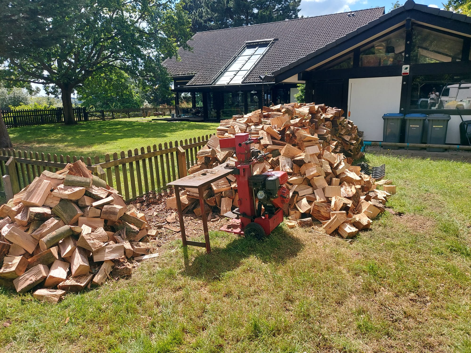 Seasoned and semi-seasoned logs to meet your heating needs